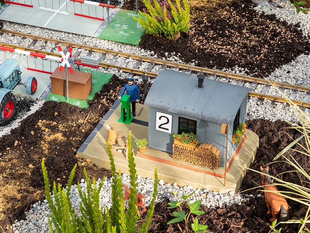 Faller 330878 Pola G Bahnwärterbude mit beweglicher Figur, 74,10